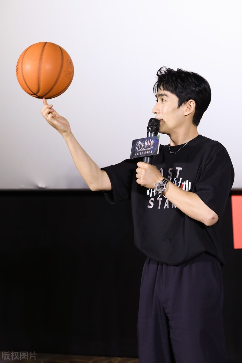 Zhu Yilong became the hero of the 2 billion box office, comparable to ...