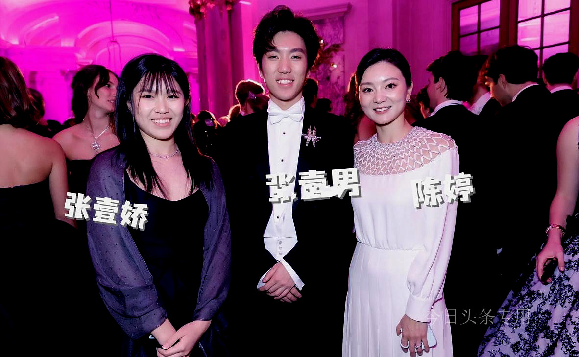 17-year-old Zhang Yijiao takes a photo with her mother and brother. She is elegant and charming ...