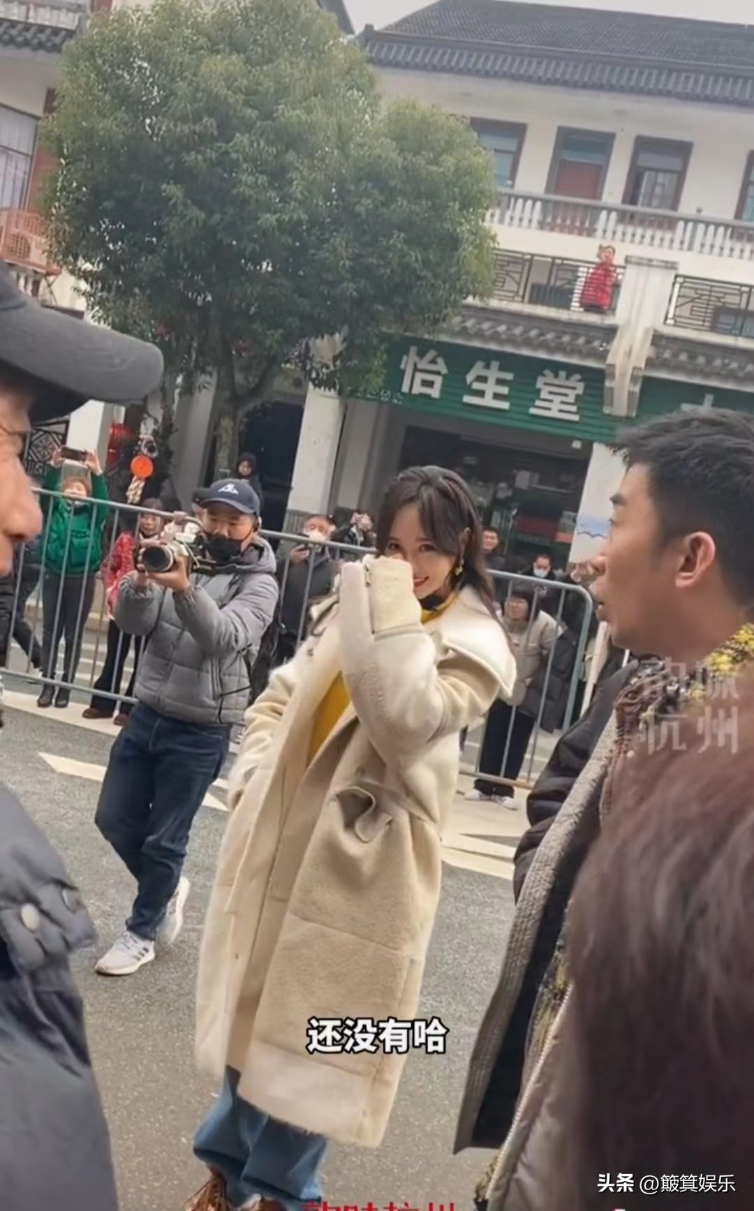 Yang Di chatted with passers-by, Tang Yan covered her face with her ...