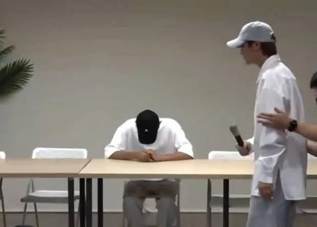 Aaron Yan showed up at the press conference, bowed and apologized to ...