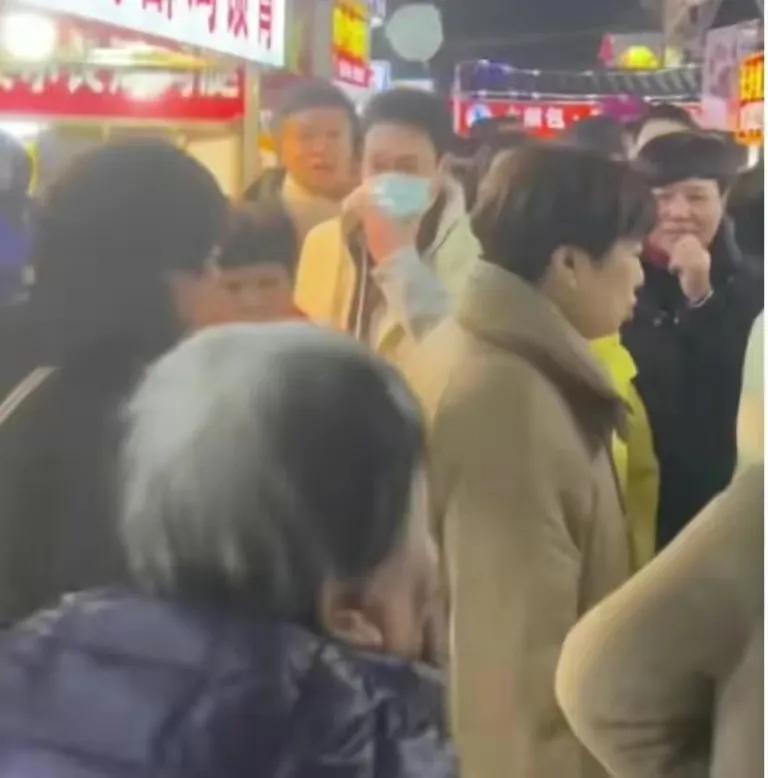 Zhang Songwen was surrounded by fans when he went to the night market ...