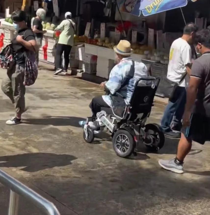 Sammo Hung, 70, went shopping accompanied by bodyguards. He was in a ...