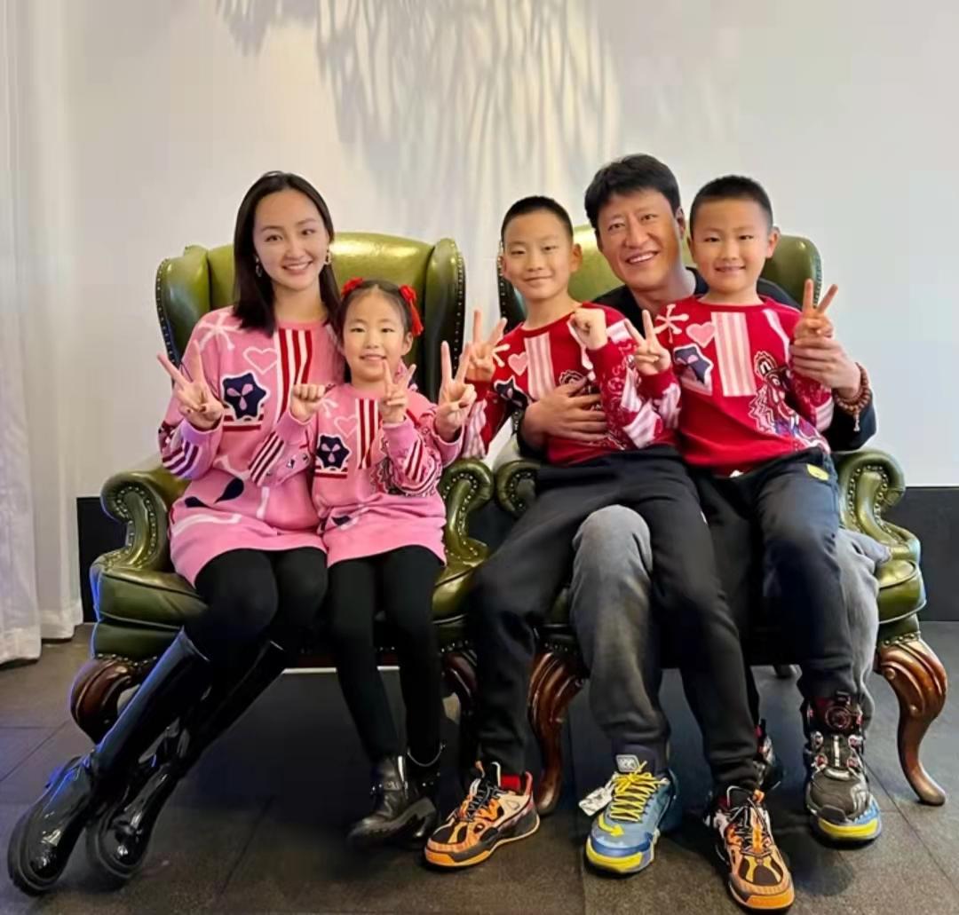 The 47-year-old Yu Zhen's wife Xin Yue is quite extravagant. Xin Yue is ...