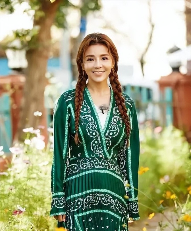 Host Zhu Xun: She was plagued by illness and her relatives died one ...