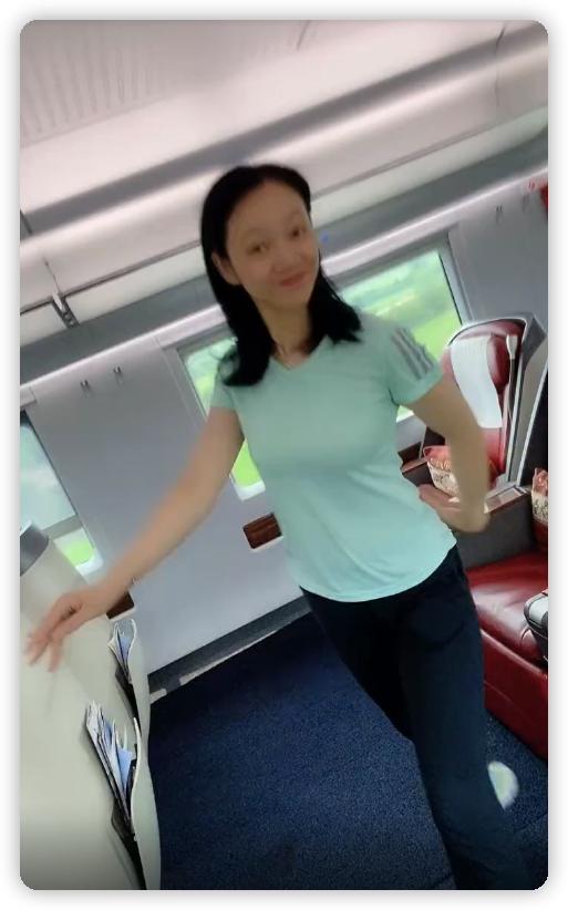 The well-known host Zhou Qun dances in the high-speed train, twisting ...