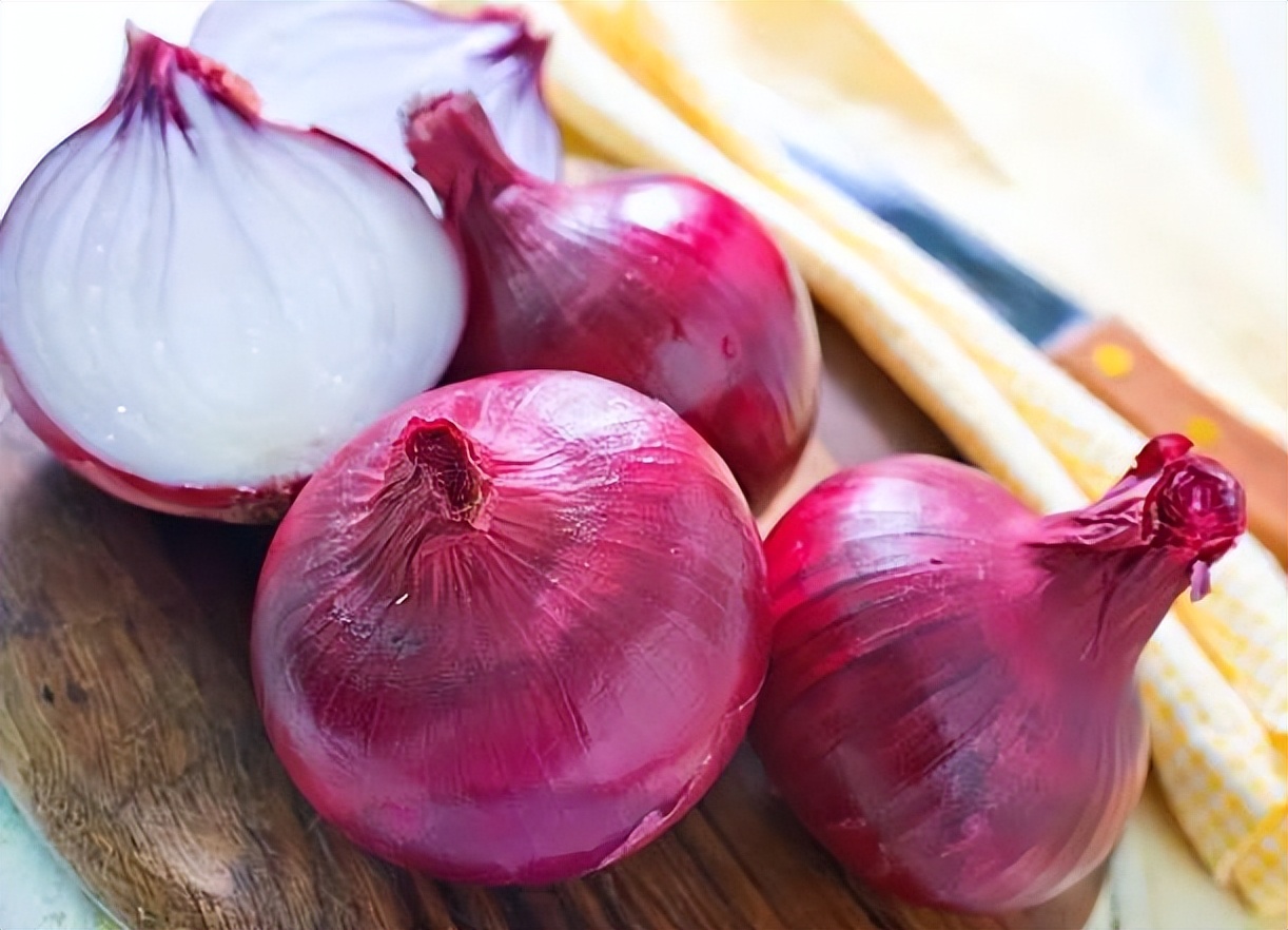 A 51-year-old woman insists on eating raw onions every day to fight ...