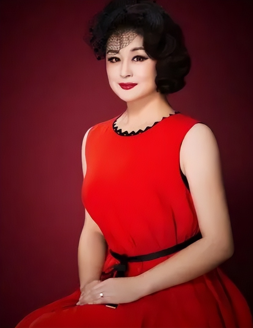 Married for 20 years without children, Zhao Benshan has held her for 15 ...