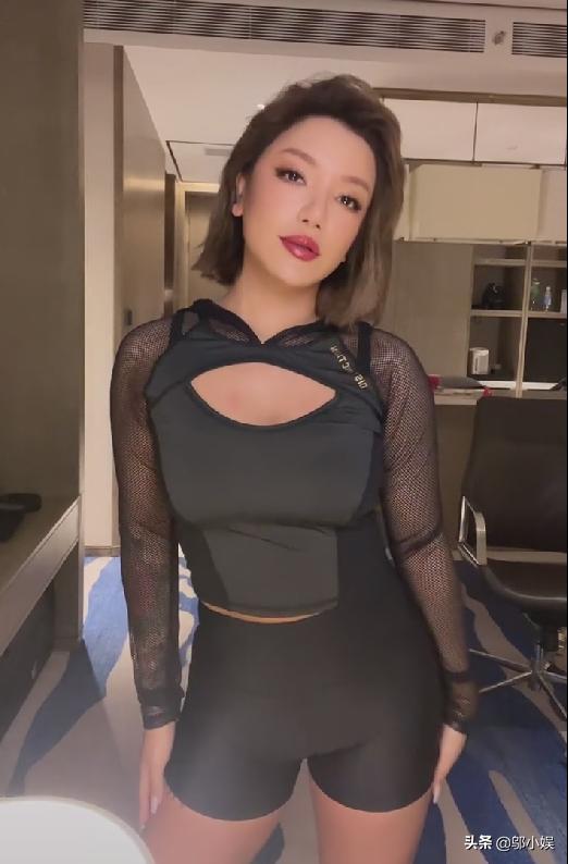 Singer Jiang Yingrong changed her face again, bumping into Liu Xiaoqing ...