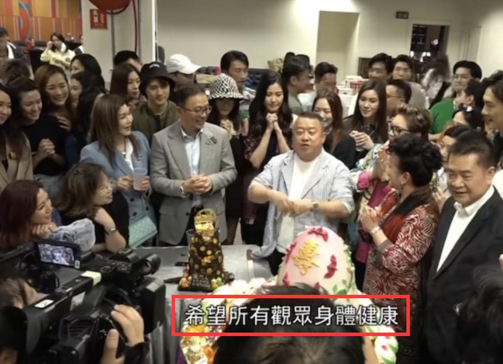 Zeng Zhiwei celebrated his 70th birthday and was kissed by many ...