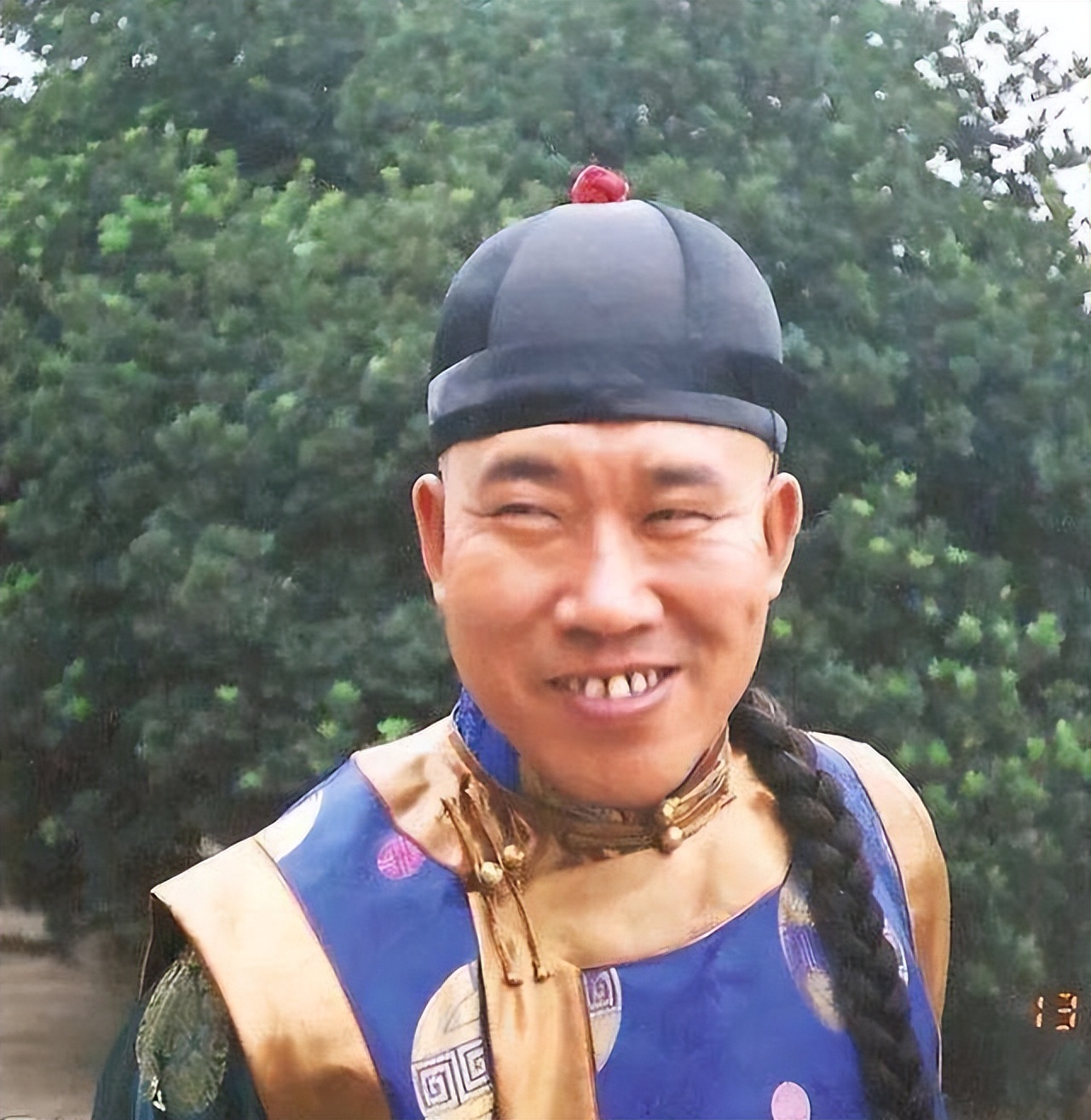 66-year-old Du Xudong makes dumplings at home, with gray hair and a ...