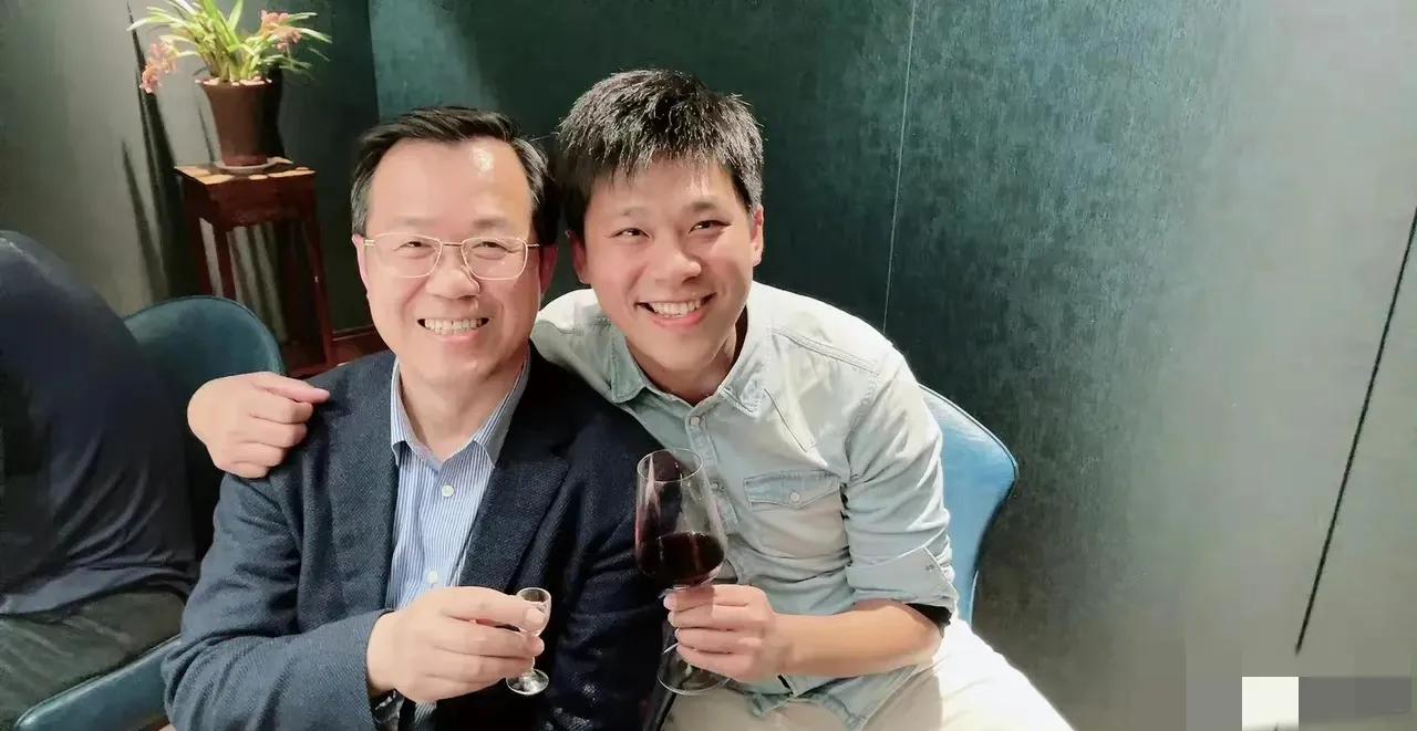 The paparazzi Ge Siqi hugged Zhuo Wei's "thigh" and wanted to join forces to bring down Zhang ...