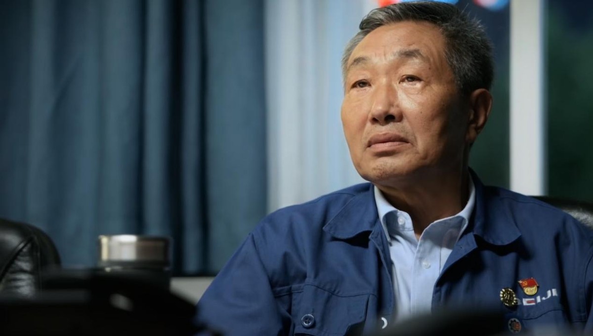 Obviously the same person, after performing "Breakthrough" and then ...