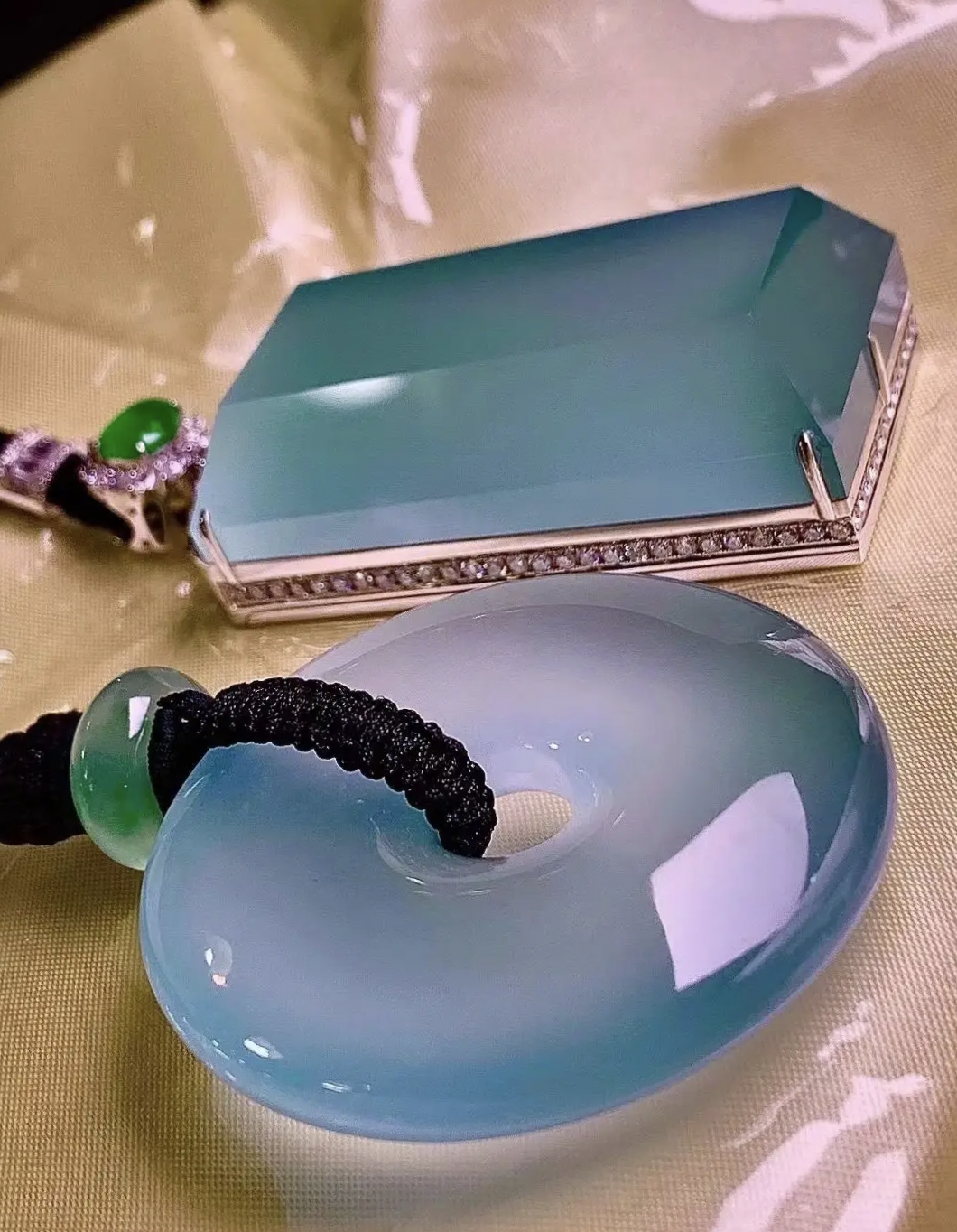 Two stunning pieces of jadeite jewellery - iNEWS