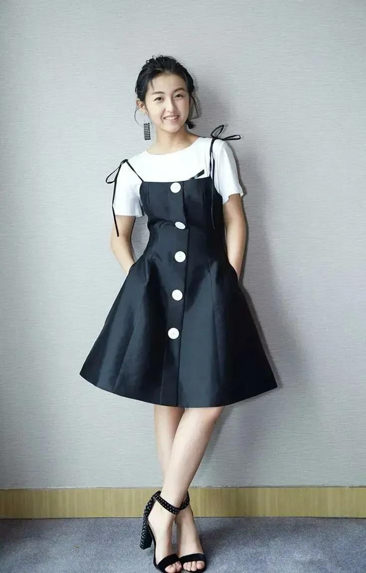 Zhang Zifeng is short and earthy, playing a peerless beauty is not ...