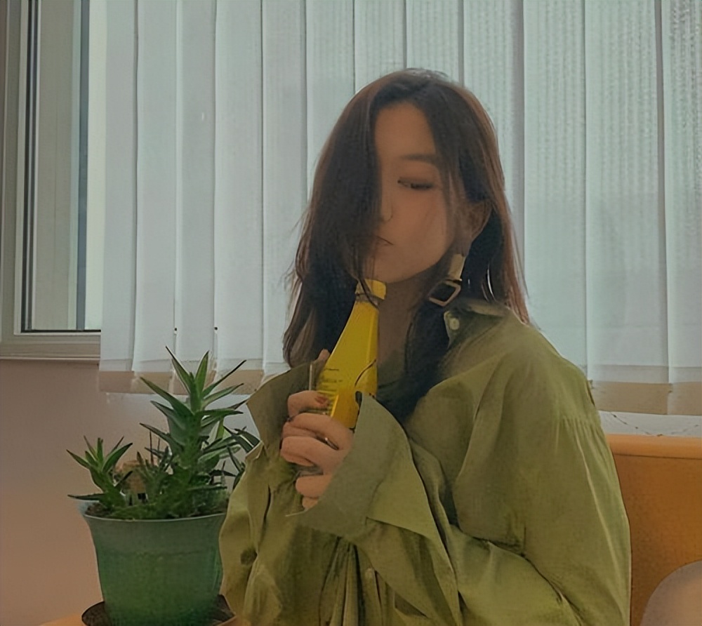 17-year-old Li Yan and Haiha Jinxi go shopping, wearing vests showing ...