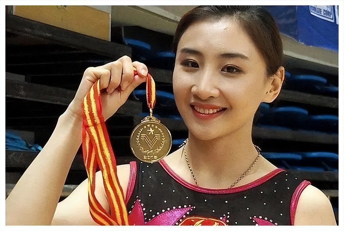 World Champion He Wenna and Chen Yibing: Interact with a former female ...