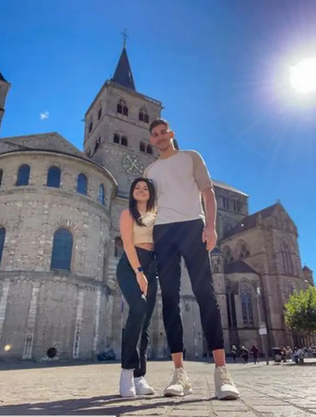 A foreign couple has a height difference of 22 feet. Finally, a ...