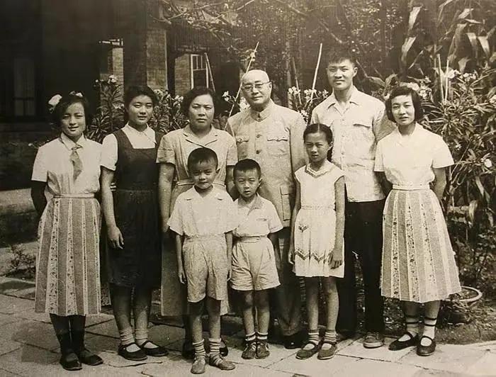 "Rare" 13 group photos of Marshal Liu Bocheng and his wife Wang Ronghua ...