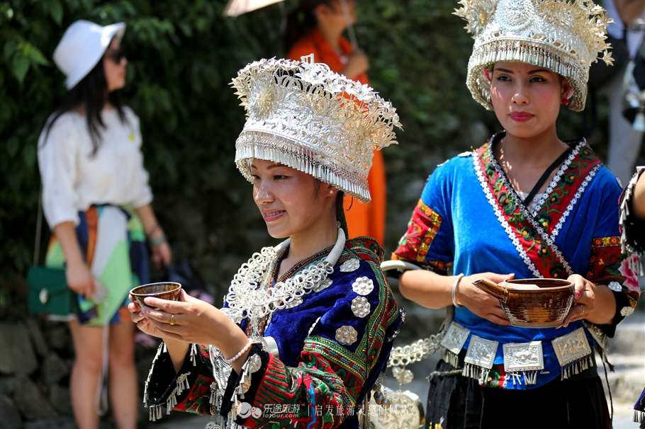 Hospitality Miao Family's "Offering Wine" - iNEWS