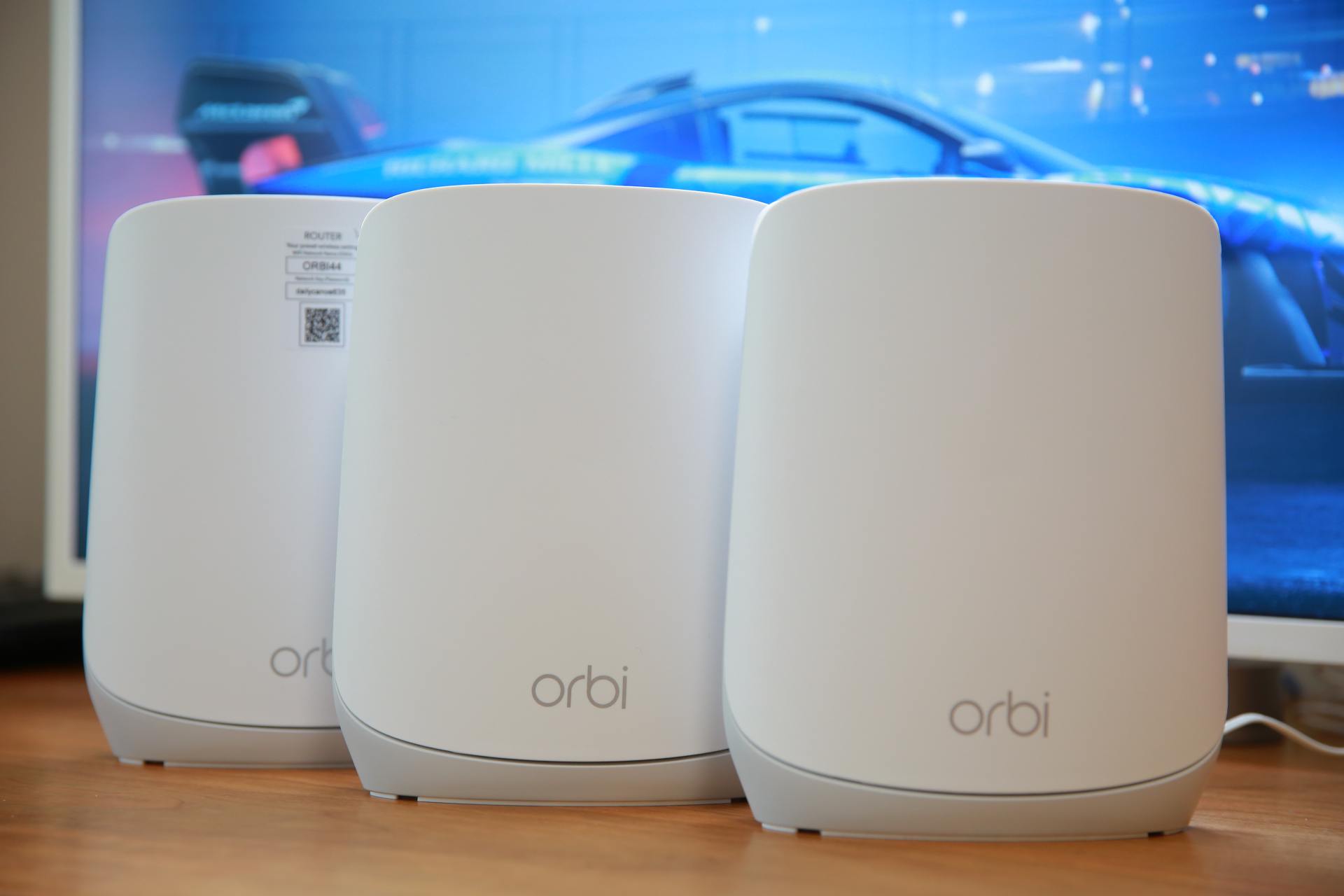 Bursting performance, zero dead spots in network coverage, NETGEAR Orbi ...
