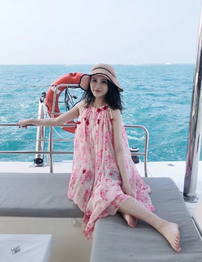 Liu Yifei's classmate Fan Yujun shared photos of going out to sea, and ...
