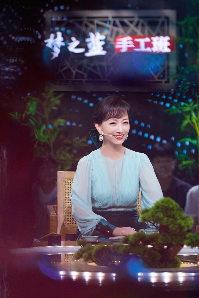 Zhao Yazhi, the light blue dress is full of fairy spirit, so beautiful ...