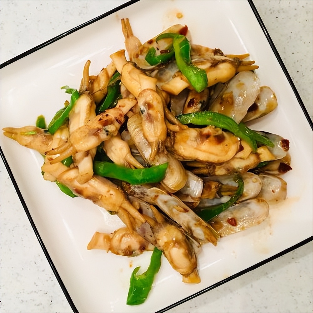 Braised razor clams are plump and plump this season. Braised razor ...