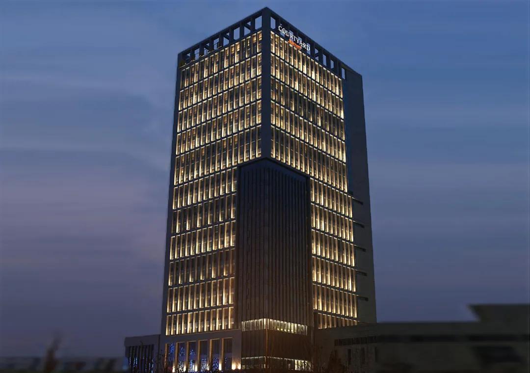 In the core business district of Jiading, 8-10 people have a reunion ...