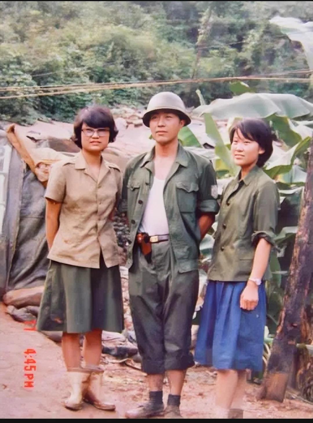In 1987, Qin Tian, the head of the regiment, took a rare photo on the ...