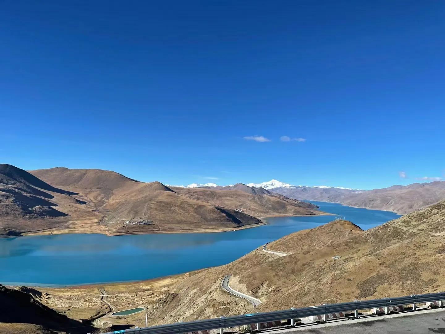 October 21, 2021, sheep lake in autumn is beautiful - iNEWS