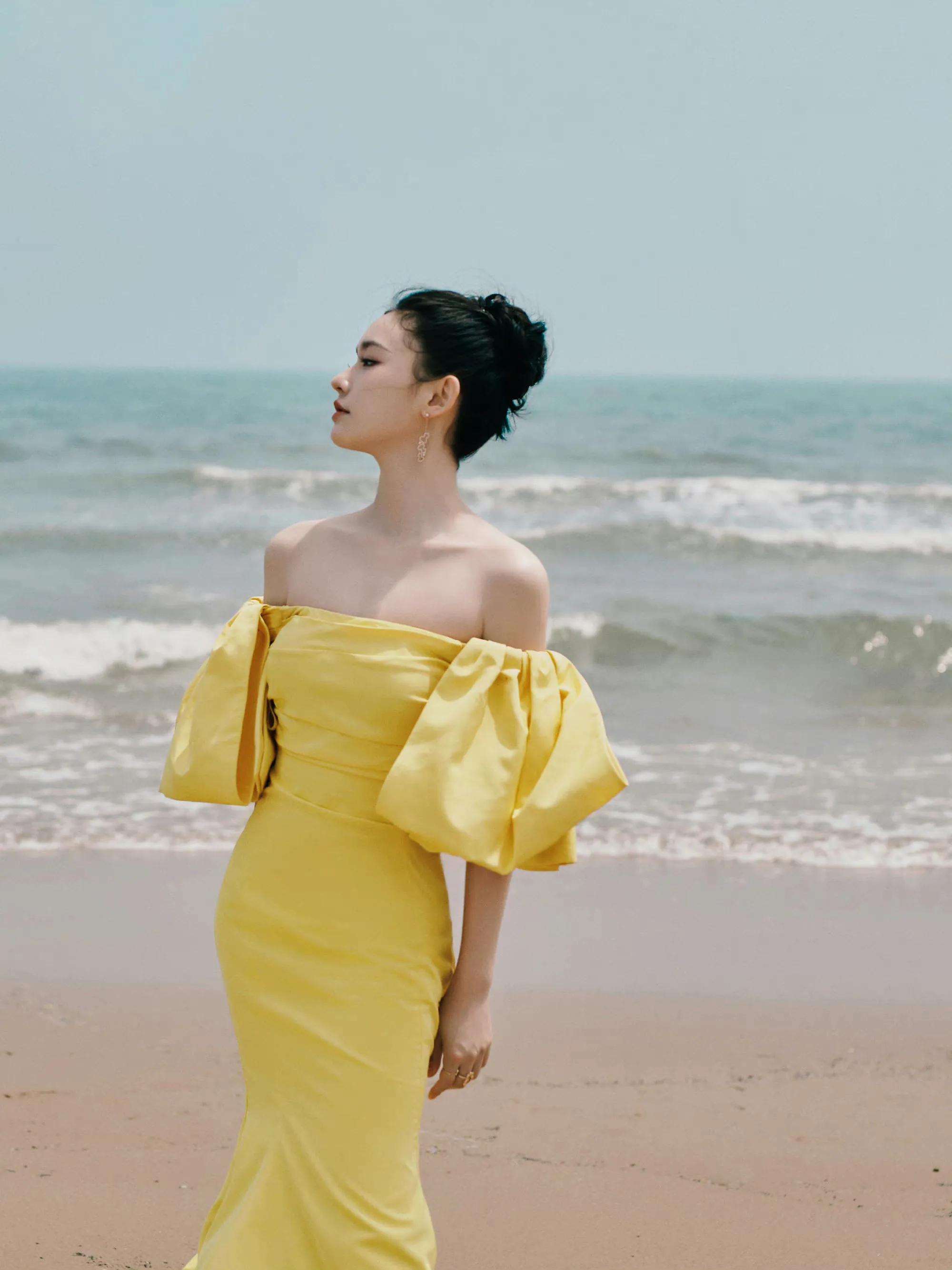 Lin Yun beach beauty shot, yellow tube top dress is romantic and sweet ...