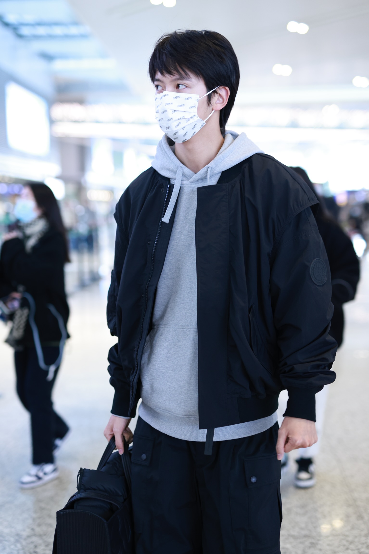 Chen Youwei is handsome in wearing a patterned mask and a sweater with ...