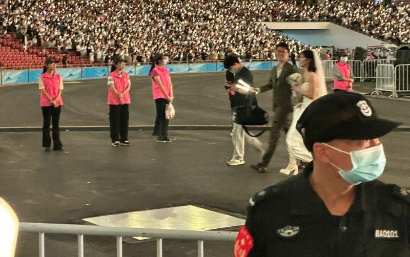 The couple took wedding photos at the concert and caused public outrage ...