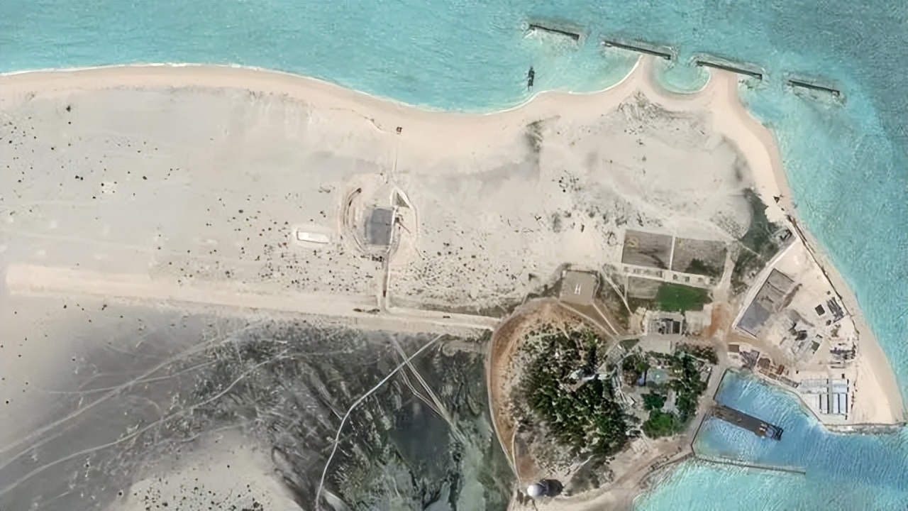 While the United States is keeping an eye on Ren'ai Reef, the airstrip ...