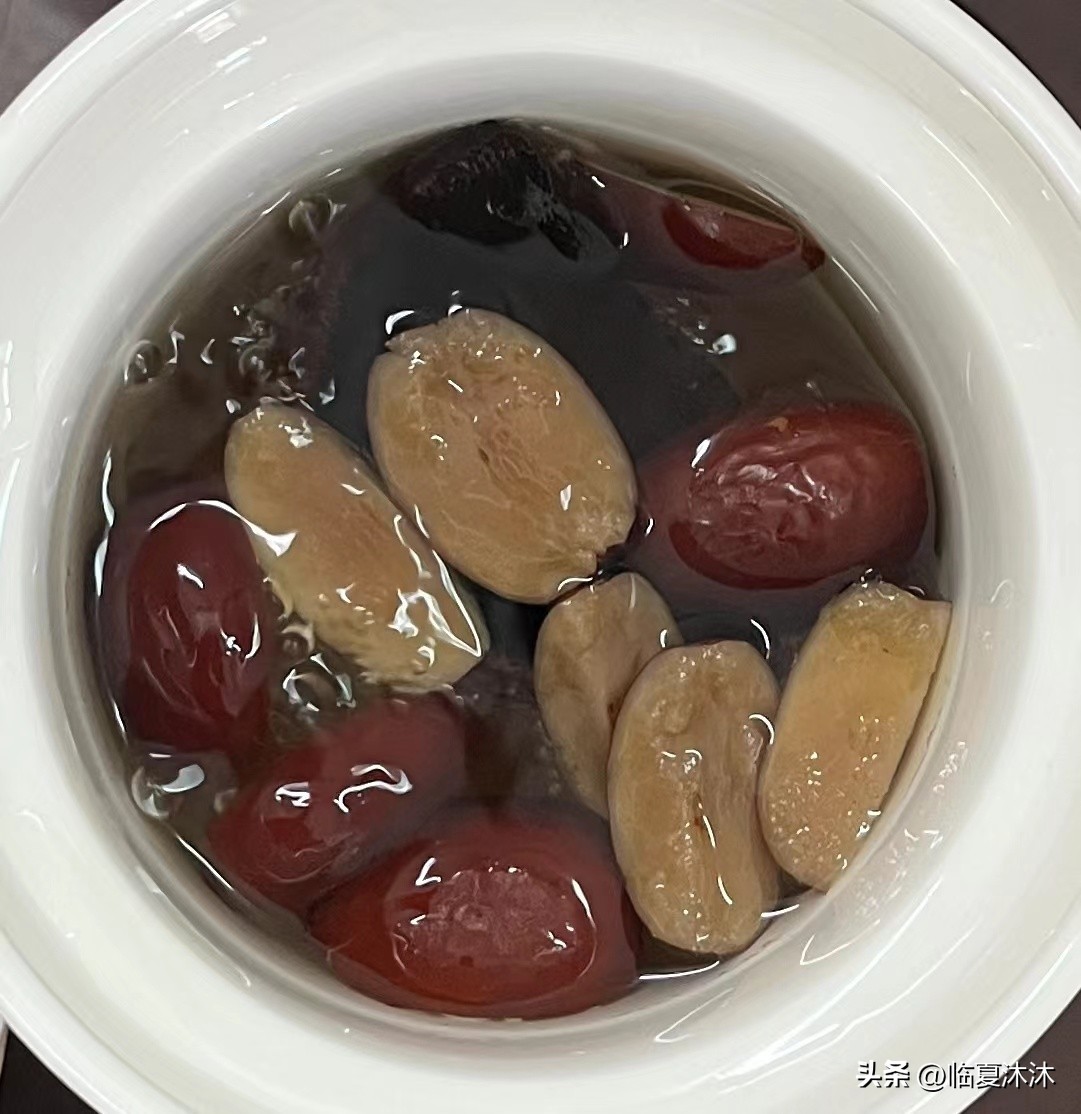 Decoct 1 cup of Phellinus, red dates and wolfberry water~ - iNEWS