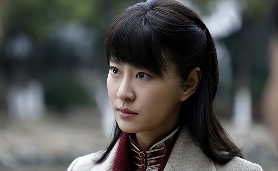 After falling in love, Song Yi changed her clothes from the normal ones ...