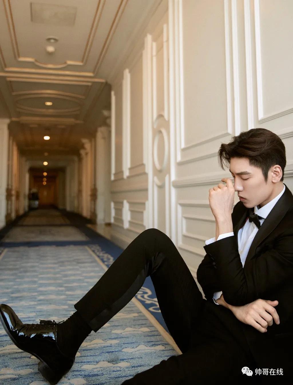 186 The long-legged and thin-muscle actor shows off his muscles for the ...