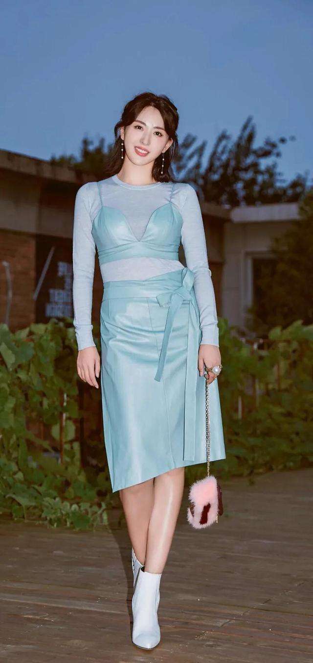 9 years ago, she was Yang Mi's assistant, and now she is on an equal ...