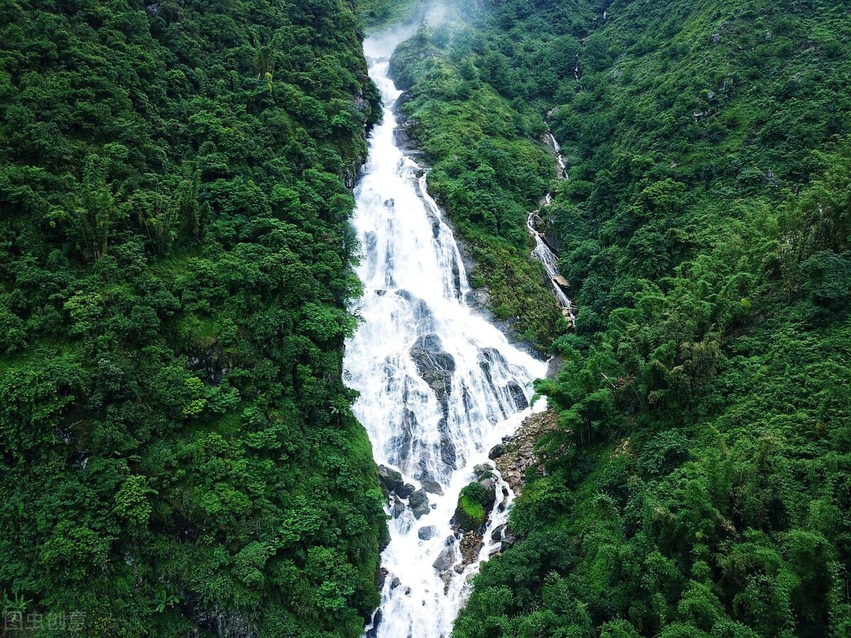 There are four seasons in one mountain, and different days in ten miles ...