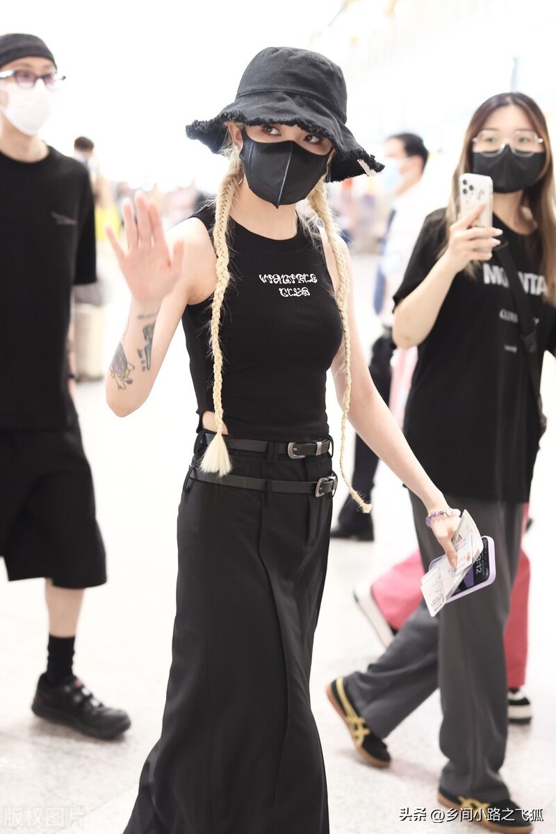 Naiwan appeared at Beijing Airport, all black fashion and cool - iNEWS