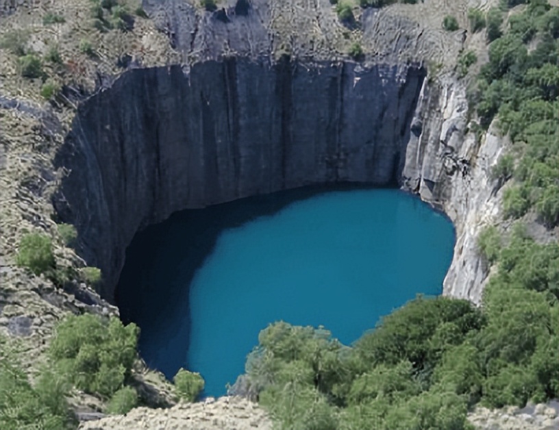 How did the strange potholes on the planet form? - iMedia