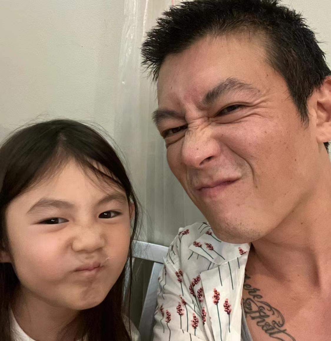 Edison Chen's family of three is rarely photographed together, netizens ...