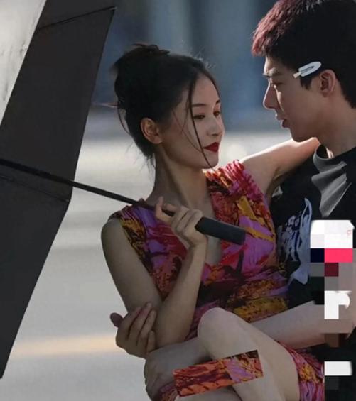 Wang Ziwen sits on Liu Yuning's thigh. The heights of 159 and 189 are ...