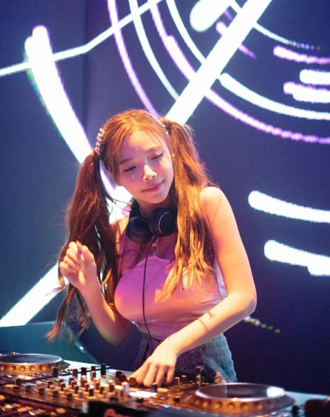 Jaycee Jaycee and the sexy DJ goddess Lan Xinglei took a photo with a pouting mouth and a ...