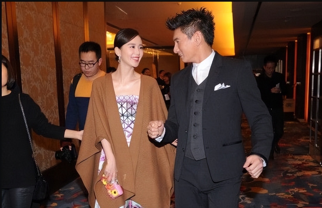Wu Qilong and his son appeared in Hengdian and interacted closely with ...