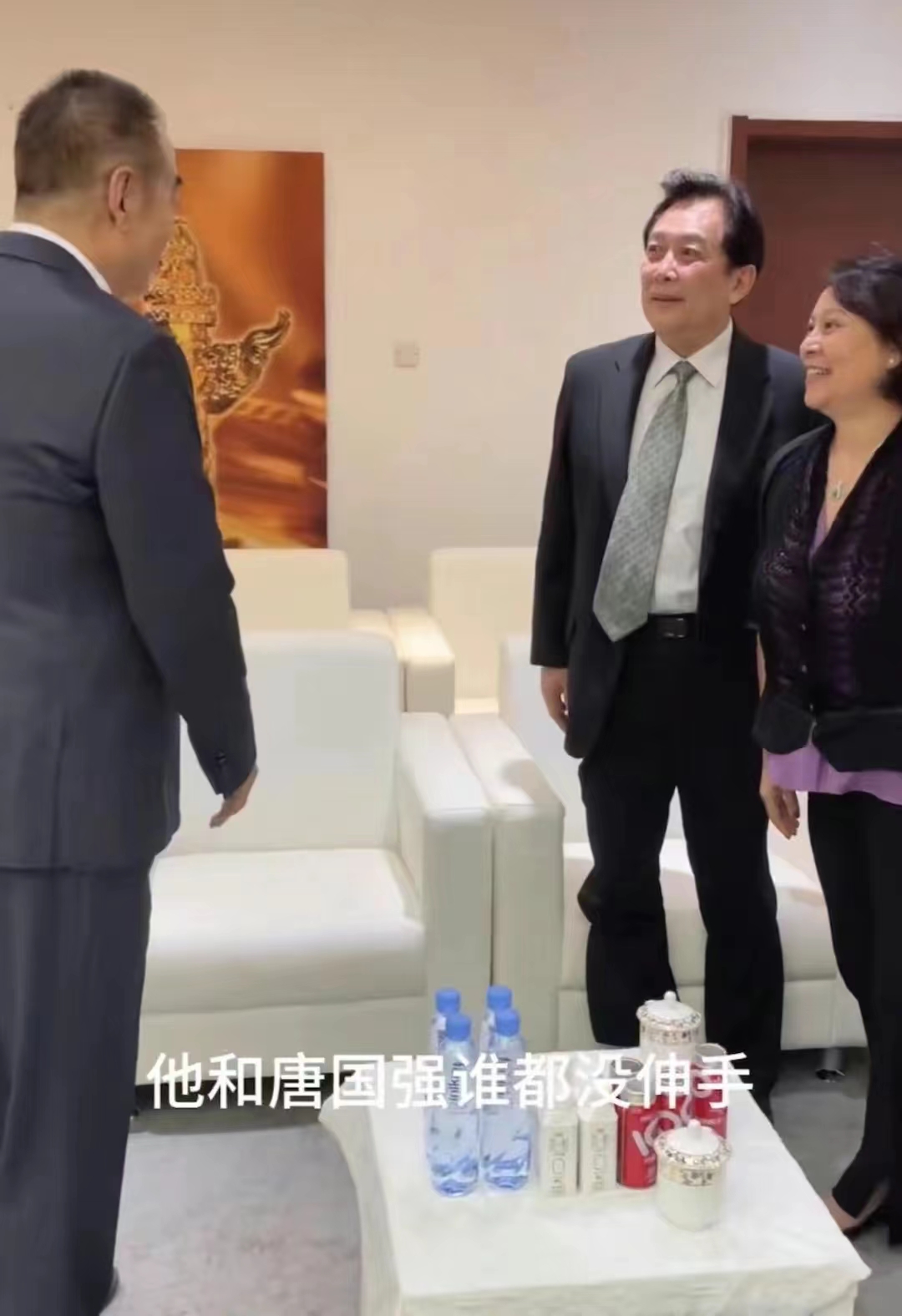 Tang Guoqiang stood up politely to greet Chen Kaige, but the other ...