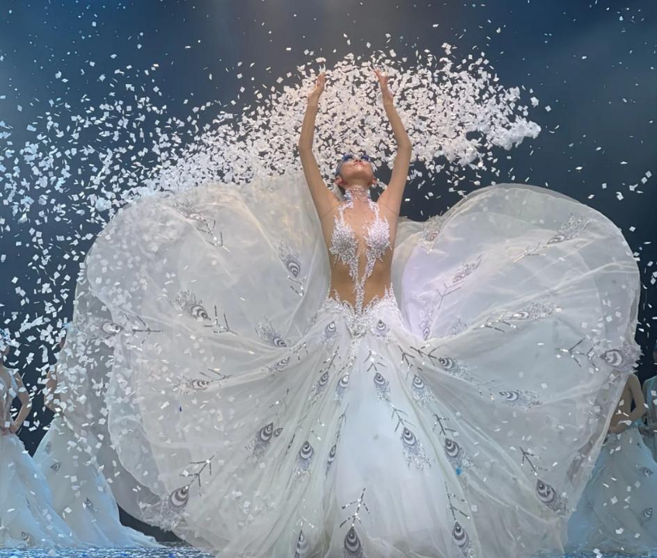 64-year-old Yang Liping danced the peacock dance again. She couldn't ...