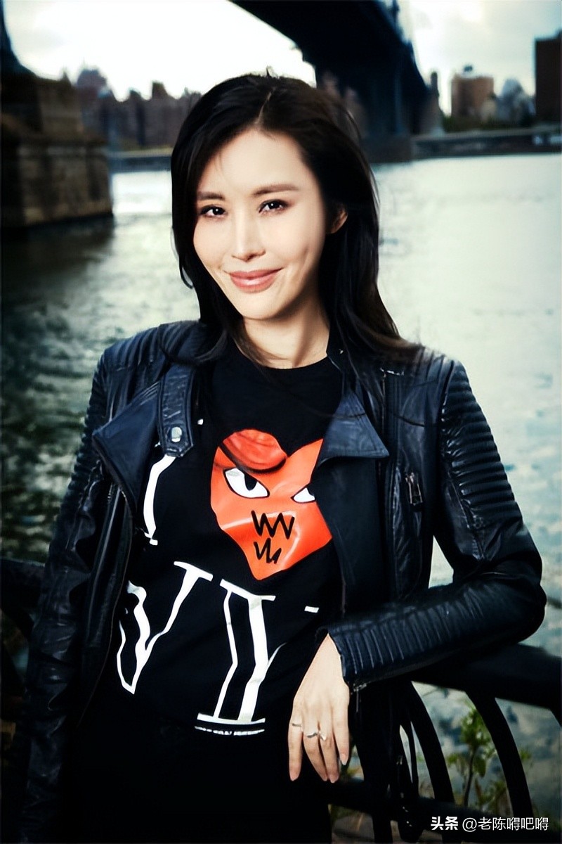 Tian Pujun posed for a photo with a handsome guy. She was dressed in ...