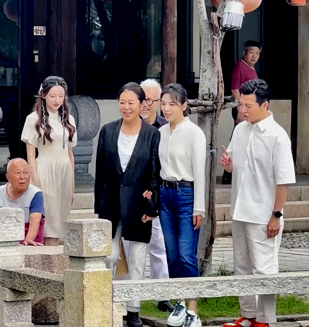 Ni Ping was photographed on the street, revealing that she is much more ...