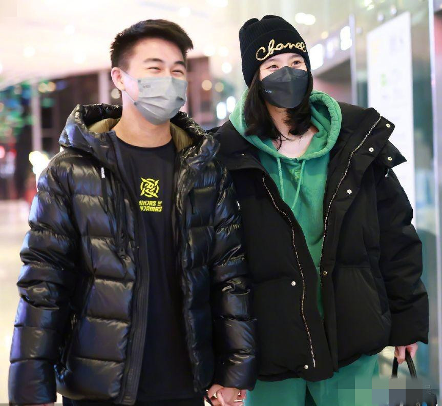 Xi Mengyao and He Youjun showed up with the man holding hands to carry ...